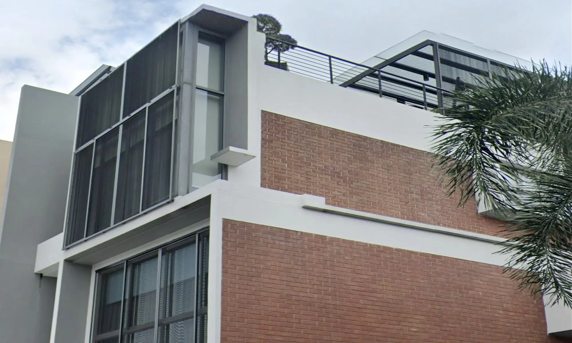 8 Golden Drive installs INNIVATE's Microlouvre